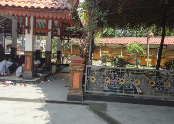Ziarah di Makam KH. Hasyim Asy'ari Jombang, Gurunya para Ulama | Lokasi Ziarah › LADUNI.ID ...